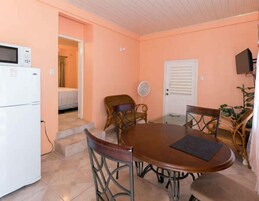 Apartamento Comfort, 1 quarto, kitchenette | Refeições no quarto