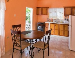 Apartamento Comfort, 1 quarto, kitchenette | Refeições no quarto