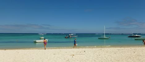 Praia de areia branca, bares na praia