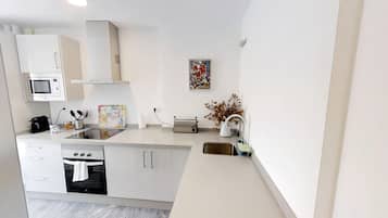 Apartamento Nobre | Cozinha privada | Um frigorífico/congelador grande, um micro-ondas, um forno