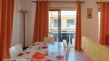 Apartamento, 2 quartos, sacada | Área de estar | TV de tela plana