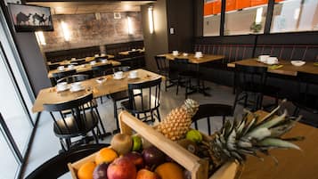 Café da manhã com buffet todos os dias (EUR 14.00 por pessoa)