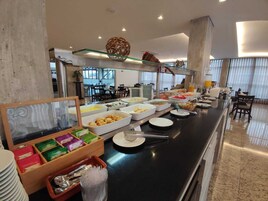 Café da manhã com buffet grátis todos os dias