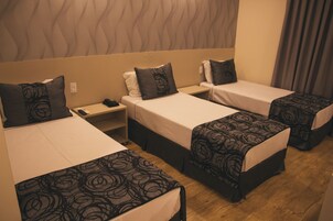 Quarto Triplo Deluxe | Minibar, cofre no quarto, secretária, cortinas/cortinados opacos