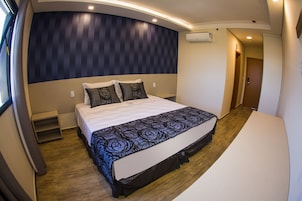 Quarto solteiro luxo | Frigobar, cofres nos quartos, escrivaninha, cortinas blackout