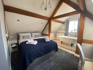 Suite Executiva | Com decoração personalizada, com mobília individualizada, secretária 