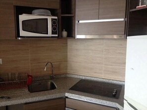 Apartamento Standard, 2 quartos | Cozinha privada | Um frigorífico/congelador grande, um micro-ondas (a pedido), um forno 