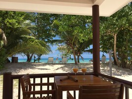 Praia particular, areia branca, toalhas de praia