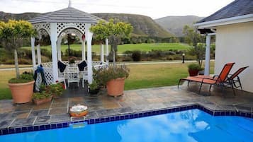 Piscina externa, espreguiçadeiras