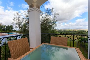 Vila, 4 quartos, piscina particular | Sacada