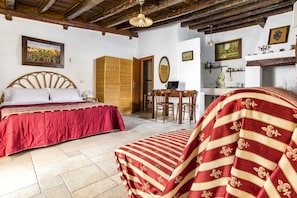 Quarto com cama, cadeira, escrivaninha e guarda-roupa.