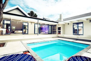 Piscina exterior, guarda-sóis, espreguiçadeiras 