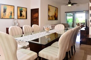 Apartamento em Condomínio Fechado, 3 quartos, banheira de hidromassagem | Refeições no quarto