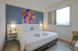 Quarto casal standard, 1 cama Queen | Frigobar, cofres nos quartos, escrivaninha, cortinas blackout