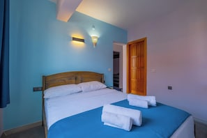 Quarto Triplo Familiar | Secretária, Wi-fi grátis, roupa de cama fornecida 