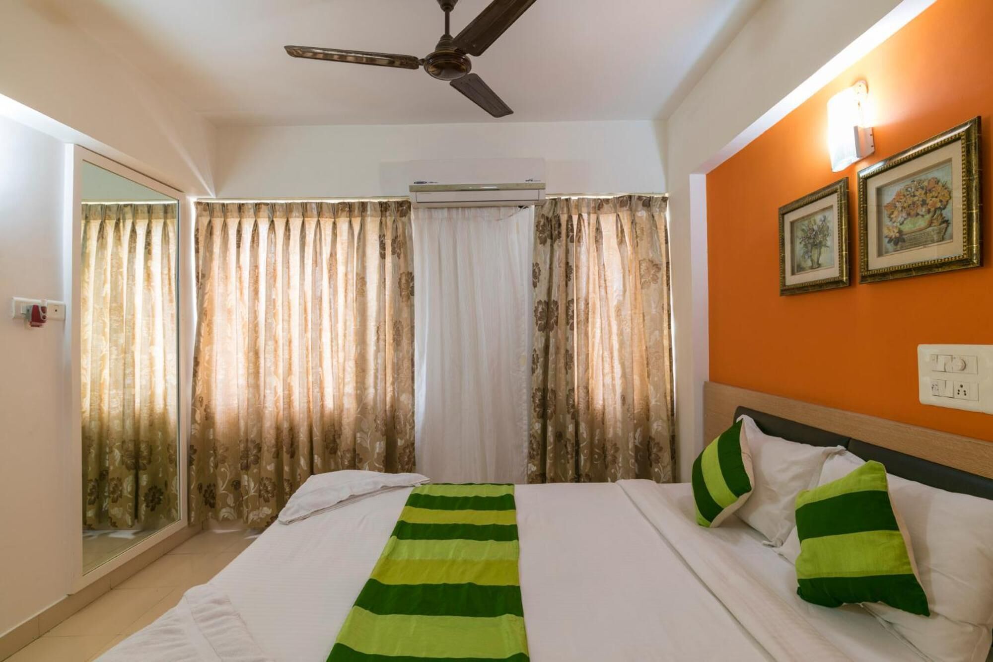 Roupa de alta qualidade, minibar, cofre no quarto, secretária 