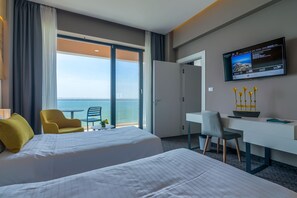 Quarto Familiar, quartos comunicantes, vista para o lago | Minibar, cofre no quarto, secretária, quartos insonorizados 