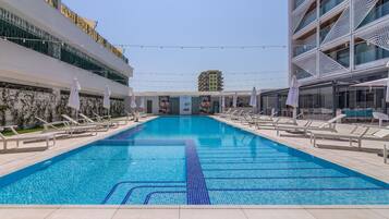 Piscina exterior, espreguiçadeiras