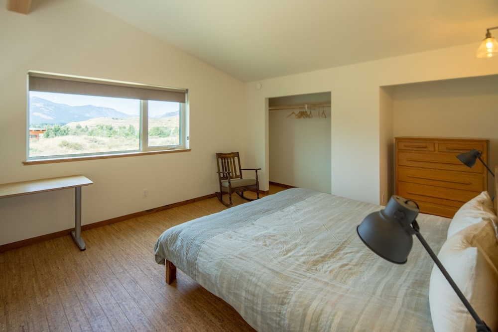 Artemisia: New Zero-energy View Homewalk To Town - Winthrop, WA