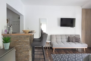 Apartamento, varanda (1 Bedroom, 3 adults) | Secretária, ferro/tábua de engomar, Wi-fi grátis 
