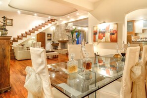 Villa, piscina privativa | Sala de estar | TV de ecrã plano, lareira 