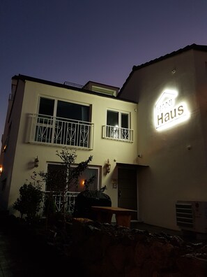 Fachada do alojamento (tarde/noite)