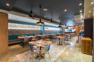 2 restaurantes, café da manhã, local e internacional