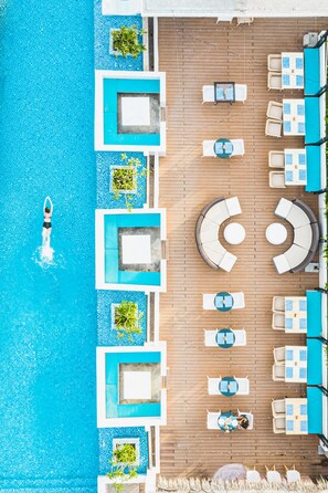 Piscina externa, funciona das 8h às 21h, espreguiçadeiras