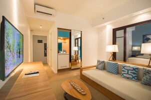 Suíte, no canto | Frigobar, cofres nos quartos, escrivaninha