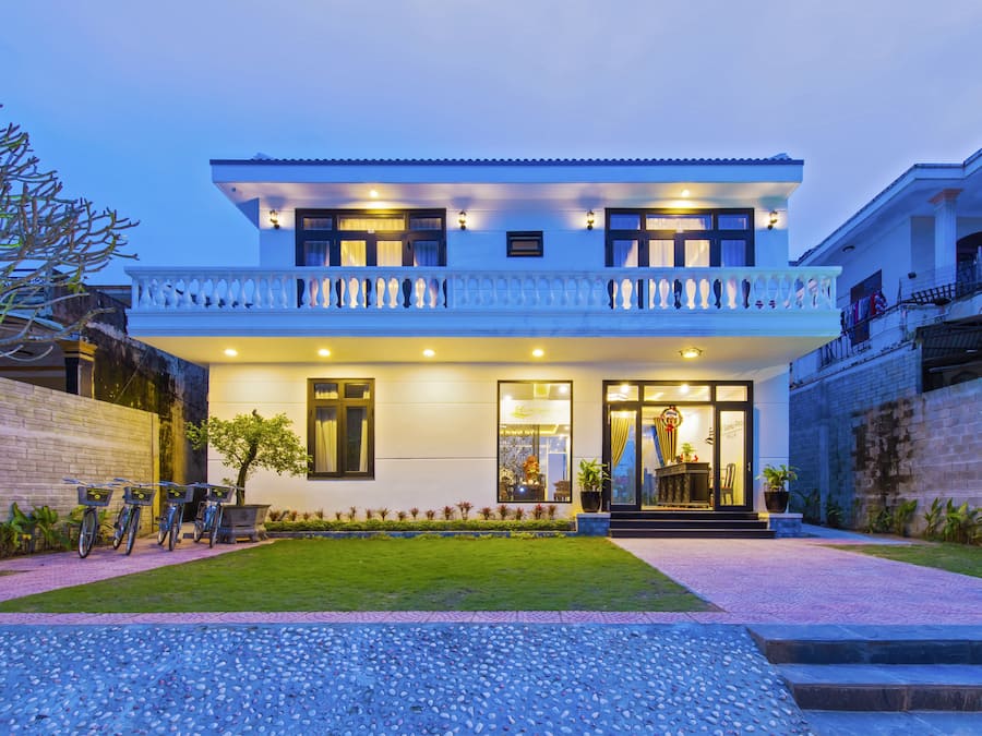 Fachada da propriedade à noite