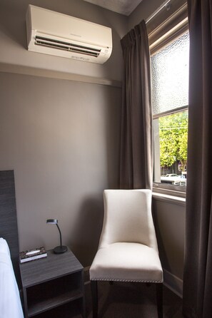 Quarto clássico, 1 cama Queen, banheiro compartilhado | Comodidades do quarto