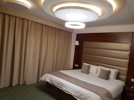 Suite Executiva | Sala de estar | Televisor LED de 42 polegadas com canais via satélite, televisor 