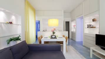 Quarto quádruplo família, terraço | Cozinha privada | Geladeira, micro-ondas, cooktop, cafeteira/chaleira