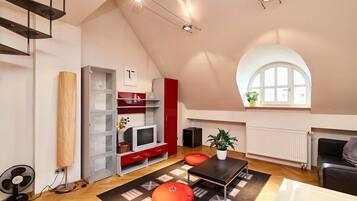 Dúplex Design, 1 cama de casal, na torre | Sala de estar | TV de ecrã plano