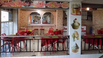 Café da manhã, almoço e jantar; local e internacional