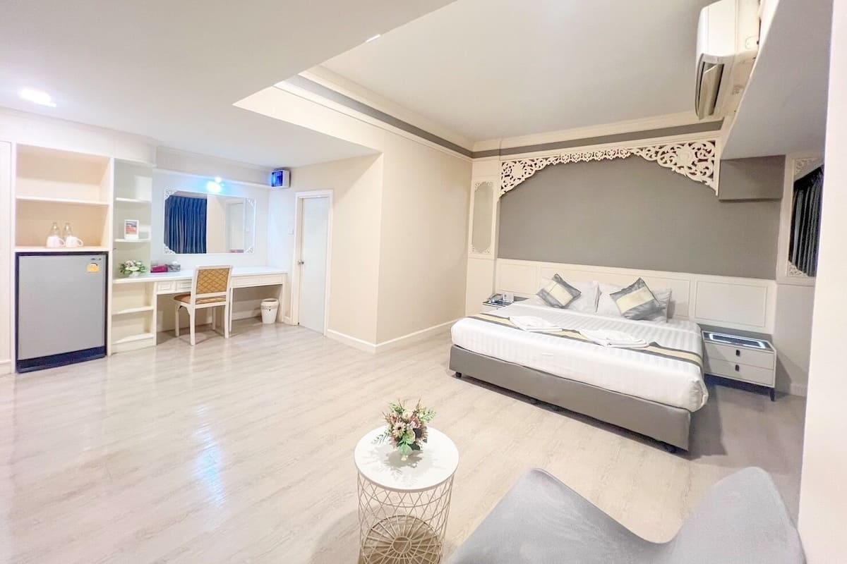 Quarto Clássico com Cama de Casal, 1 cama king-size | Cofre no quarto, com decoração personalizada, secretária