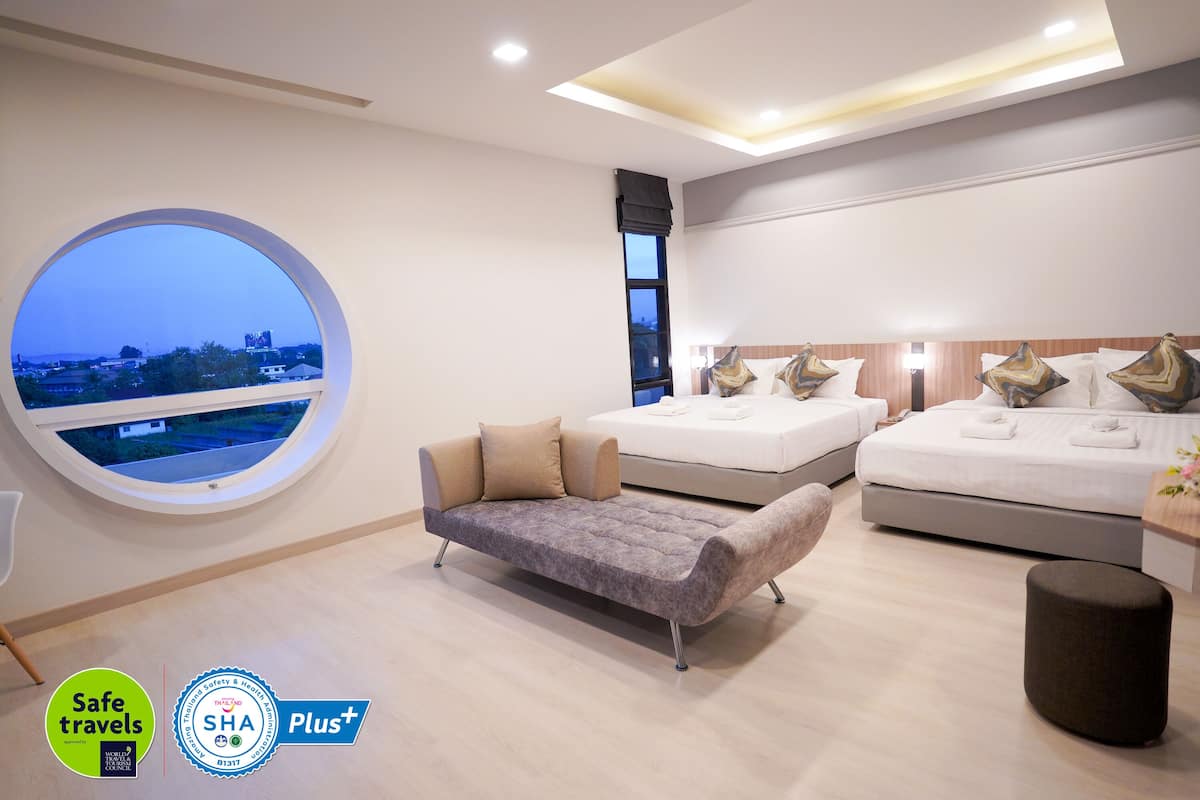 Quarto Quádruplo Premier | Cofre no quarto, com decoração personalizada, secretária