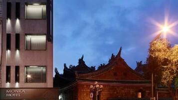 Fachada do alojamento (tarde/noite)