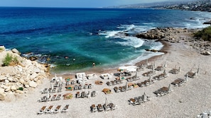 Na praia, areia preta