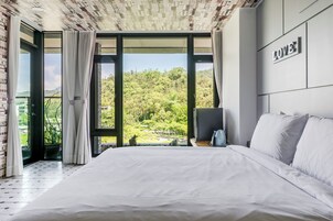 Quarto casal luxo, sacada | Cortinas blackout, quartos à prova de som, Wi-Fi de cortesia