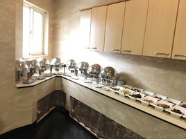 Café da manhã com buffet grátis todos os dias