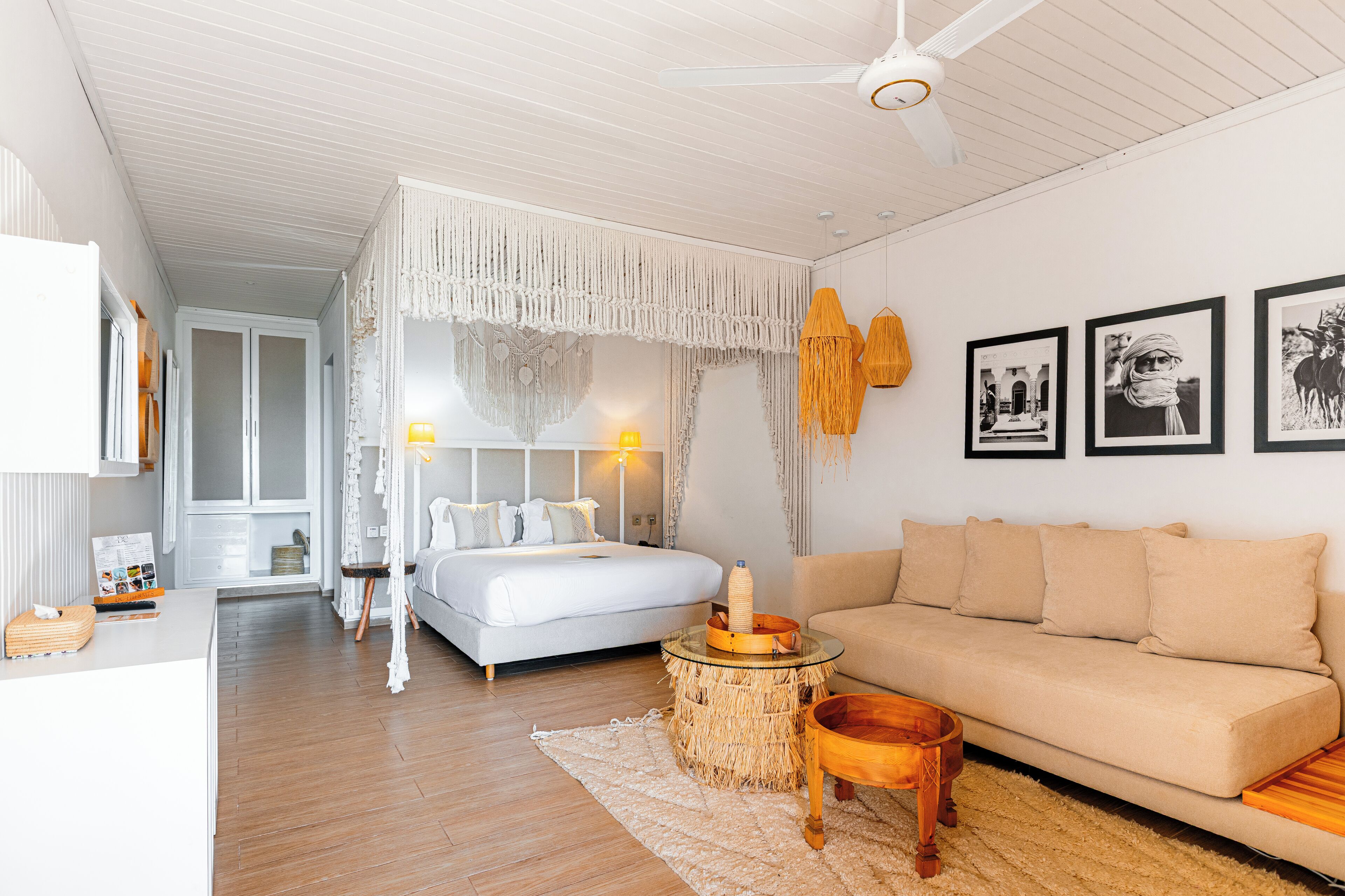 Cofre no quarto, com decoração personalizada 