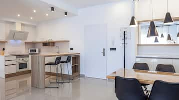 Apartamento de Luxo, 2 quartos | Sala de estar | TV de ecrã plano