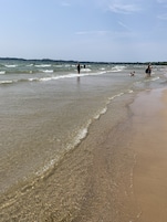 Perto da praia, areia branca, prática de ioga na praia