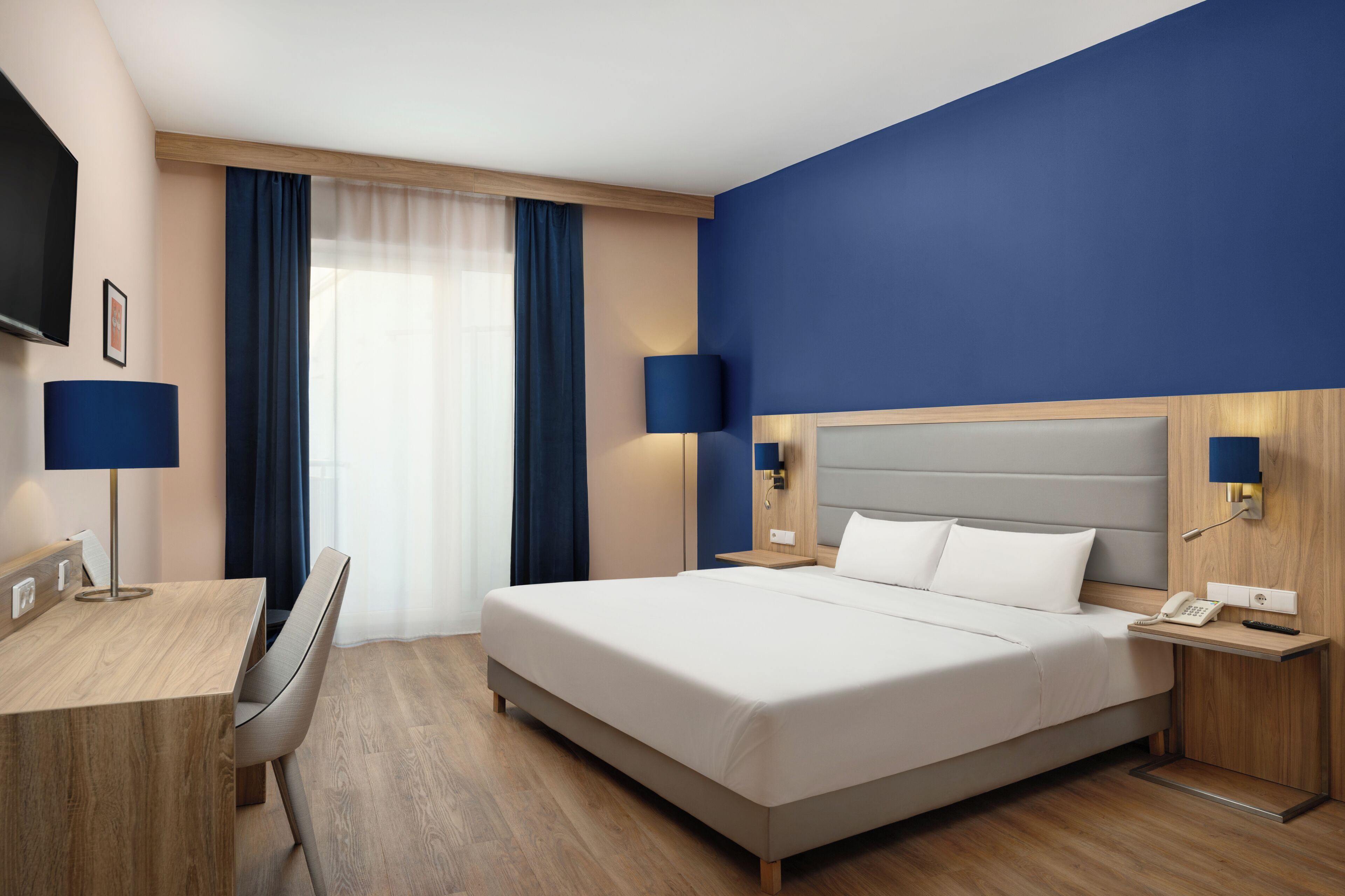 Quarto Deluxe | Roupa hipoalergénica, cofre no quarto, secretária 