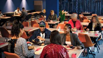 Café da manhã com buffet todos os dias mediante uma taxa