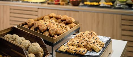 Pequeno-almoço tipo buffet diário (12 EUR por pessoa)