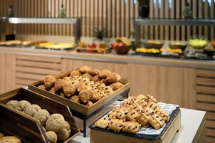 Pequeno-almoço tipo buffet diário mediante uma taxa 