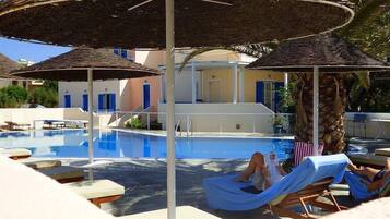 Piscina exterior sazonal, guarda-sóis, espreguiçadeiras