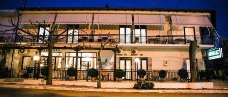 Fachada do alojamento (tarde/noite)